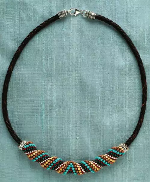 Cellini Slide Necklace troch Cindy Kinerson. Foarmige kralen, Favorite Bead Stitches Beadwork issue