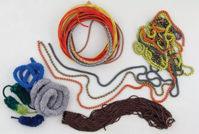 ketju, nyöri, pom-pom-hapsu käytettäväksi soutache-helmien kutomiseen