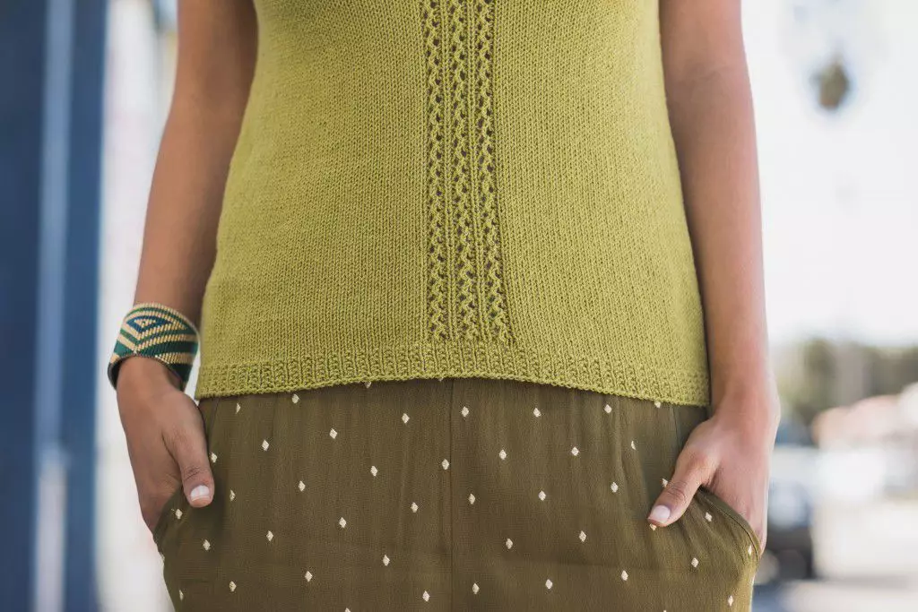 Lub caij ntuj sov Knitting Patterns: Lub Ventura Sab saum toj muaj lace nthuav dav nyob rau hauv pem hauv ntej thiab ib tug tag nrho lace qauv nyob rau tom qab. Zoo nkauj.