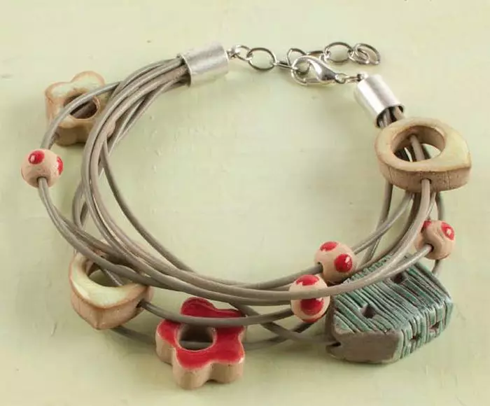 Brookside Blooms Bracelet, ni Danielle Fox. Maramihang mga kurdon na nakadikit sa mga dulo ng kurdon. Ang mga dulo ng kurdon ay konektado sa clasp gamit ang mga jumpring.