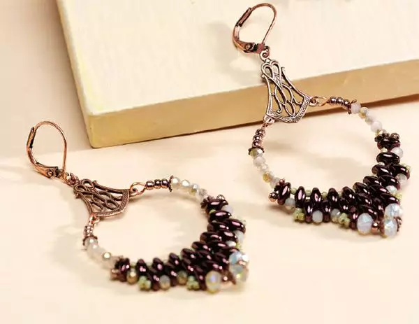 Isang eleganteng disenyo ng hikaw na pinagsasama ang beadweaving at simpleng wireworking; Duo Drop Earrings, nina Barbara Falkowitz at Amy Haftkowycz, Beadwork magazine artists of the year, 2015