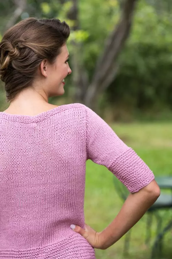 Αν σας αρέσει να πλέκετε πουλόβερ, τότε θα λατρέψετε αυτό το πλεκτό μοτίβο πουλόβερ από πάνω προς τα κάτω με απλές λεπτομέρειες που μπορούν να φορεθούν εύκολα πάνω ή κάτω.