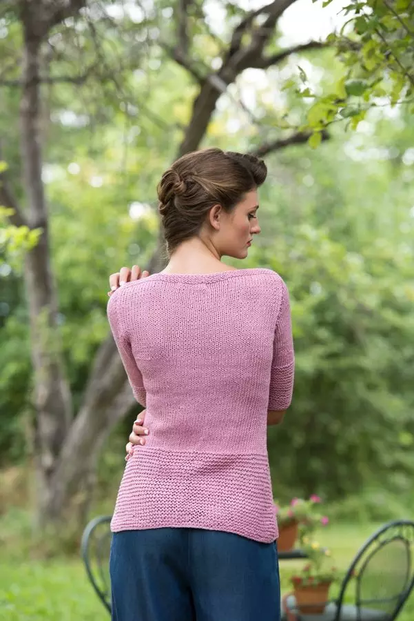 Se ti piace lavorare a maglia i pullover, allora adorerai questo modello di pullover lavorato a maglia dall'alto verso il basso con dettagli semplici che possono essere facilmente rivestiti in su o in giù.
