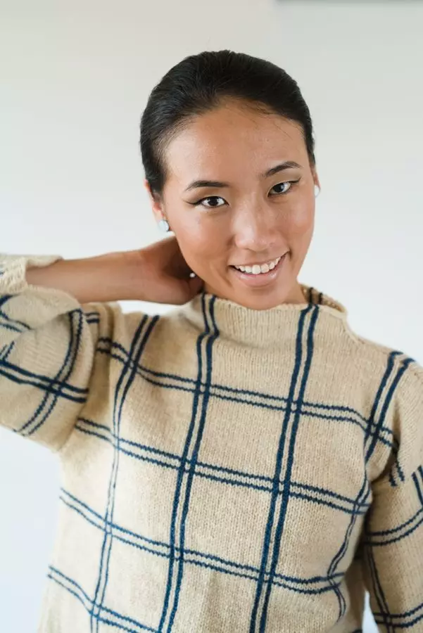 T'encantarà aquest patró de jersei de punt que inclou línies dobles verticals i horitzontals sobre un fons llis creant un plaid minimalista.