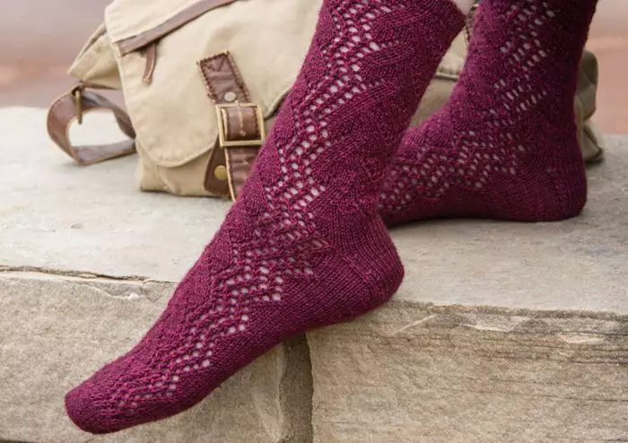 Ny sock knitting dia tsy manam-potoana amin'ny lacy Time Traveler knit ba kiraro.