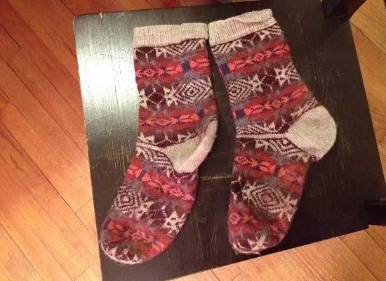 Isang mahal na pares ng Fair Isle Socks. Ito ang pattern ng Bandelier knit socks ni Lisa Shroyer.