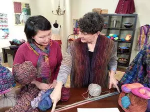 Handdyed Yarns and the Fruitopia Hat with Laura Bryant, Knitting Daily TV Bölüm 1107'de görüldüğü gibi