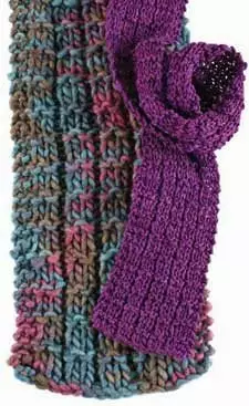 Apprenez à tricoter ce modèle de tricot gratuit qui implique «l'expérience» de l'écharpe tricotée universelle de Vicki Square que vous adorerez.