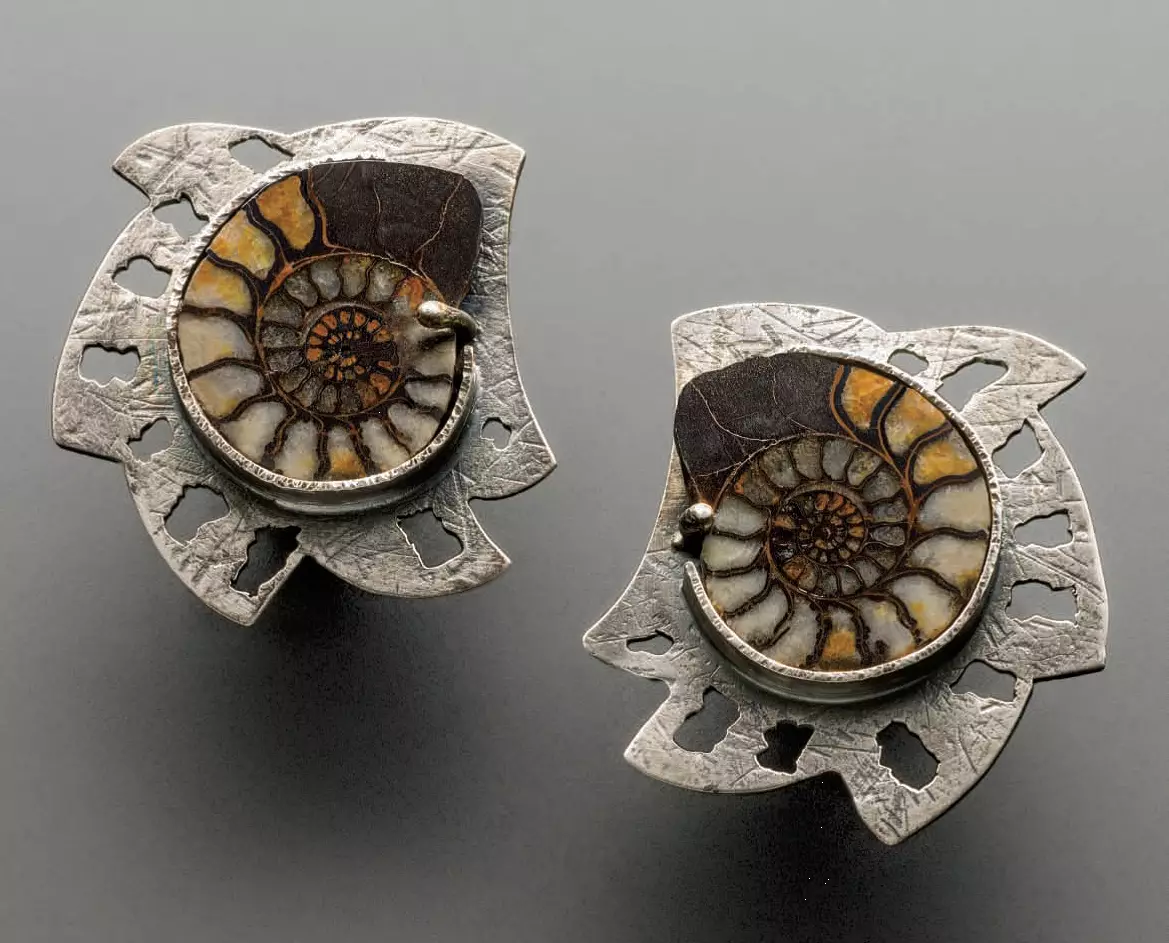 Ammonit-øreringe fra Lexi Erickson viser naturligt dannede spiraler og det indviklede mønster af skallens kamre, set i tværsnit. Oprindeligt offentliggjort i Lapidary Journal Jewelry Artist april 2013; foto: Jim Lawson