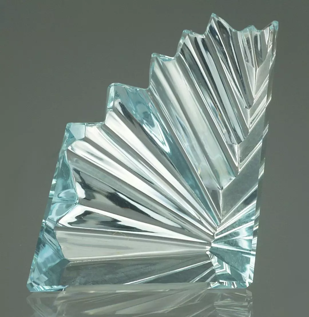 5,94 ct água-marinha em um DreamscapeTM cortado por John Dyer & Co .; foto: David Dyer. O trabalho de John Dyer foi destaque na Smokin ’Stones in Lapidary Journal Jewelry Artist, junho de 2009.