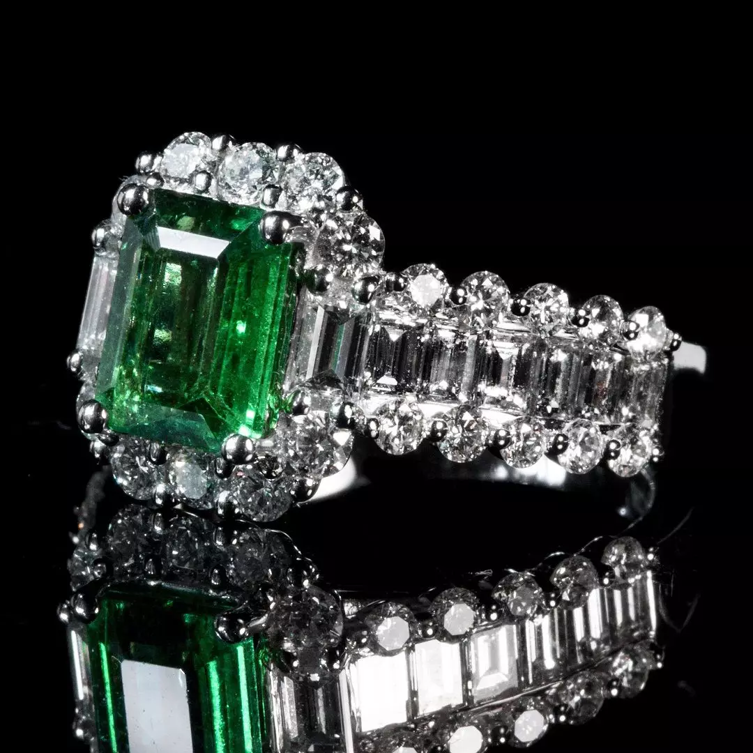 emerald thiab pob zeb diamond nplhaib