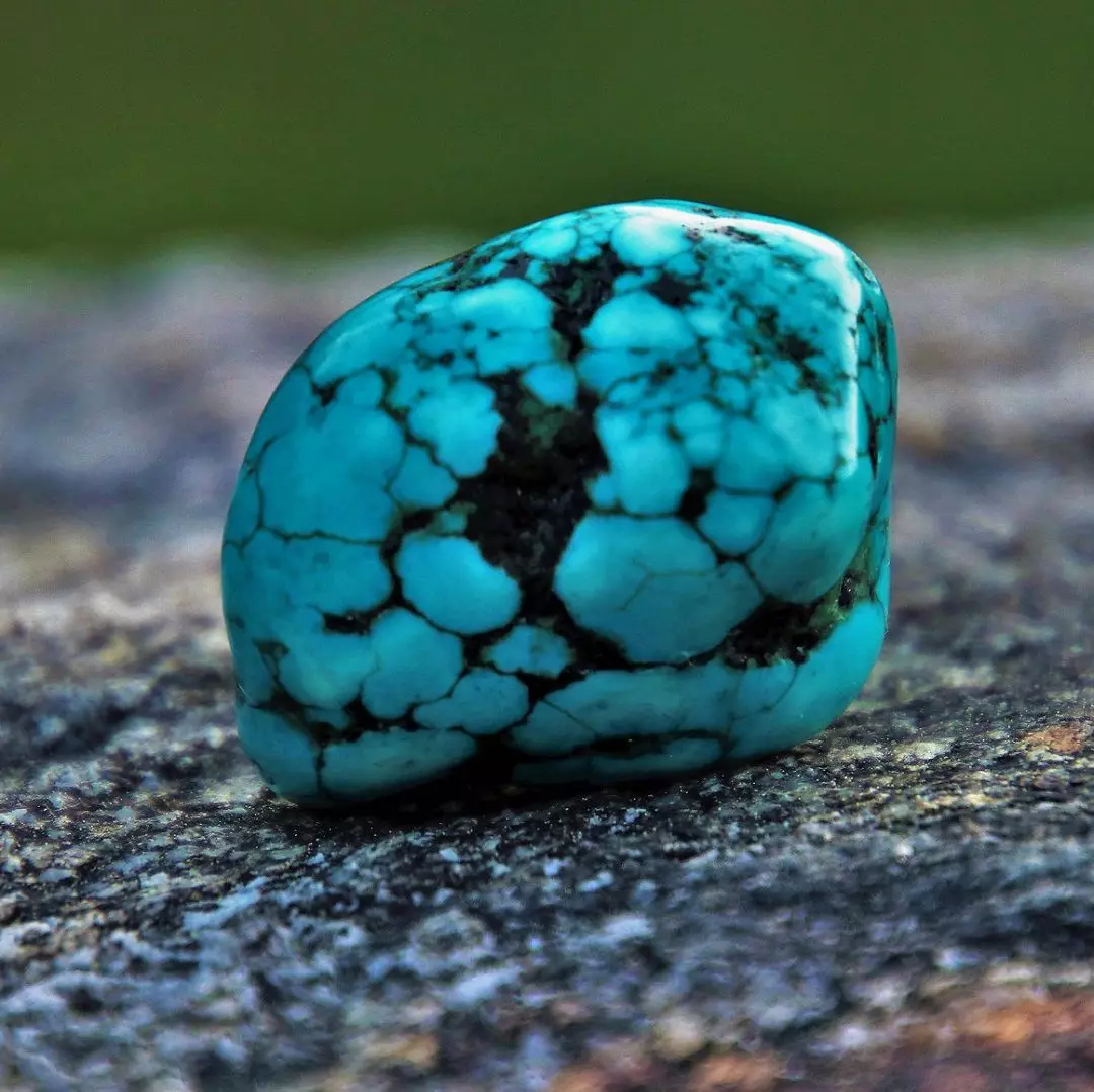 бирюзовый самородок драгоценный камень