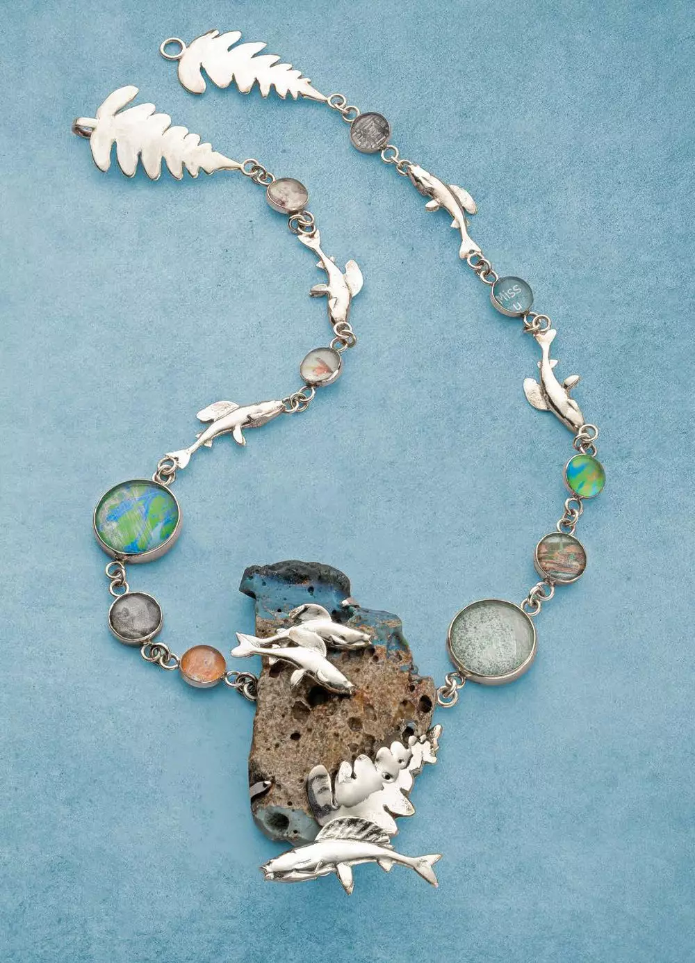 kalung biru leland oleh Betsy Lehndorff