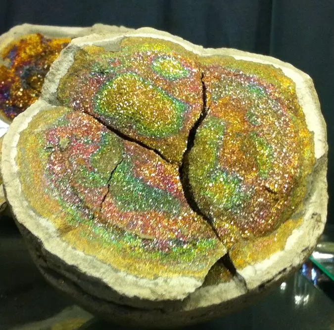 Οζίδιο πυρίτη ουράνιου τόξου Drusy που εμφανίστηκε στα Russian Gems στις εκθέσεις του Tucson 2018. φωτογραφία: M. White