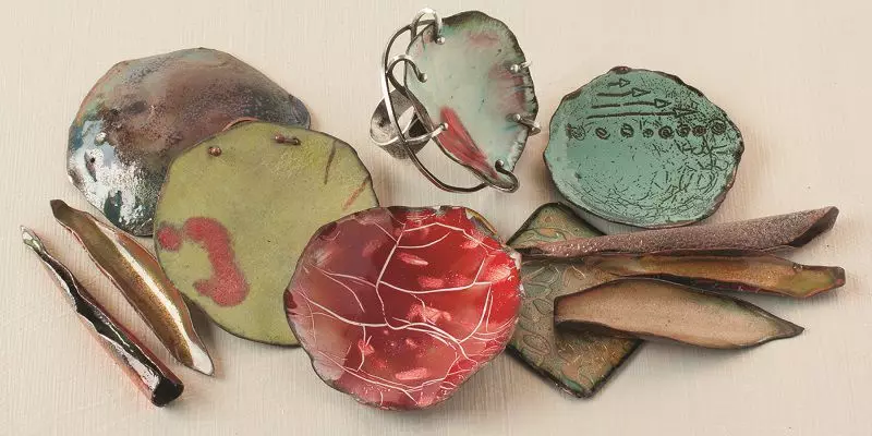 从石墨蜡笔和模板到裂纹和涂鸦，Susan Lenart Kazmer 提供了让您的珐琅首饰制作个性化的创意。
