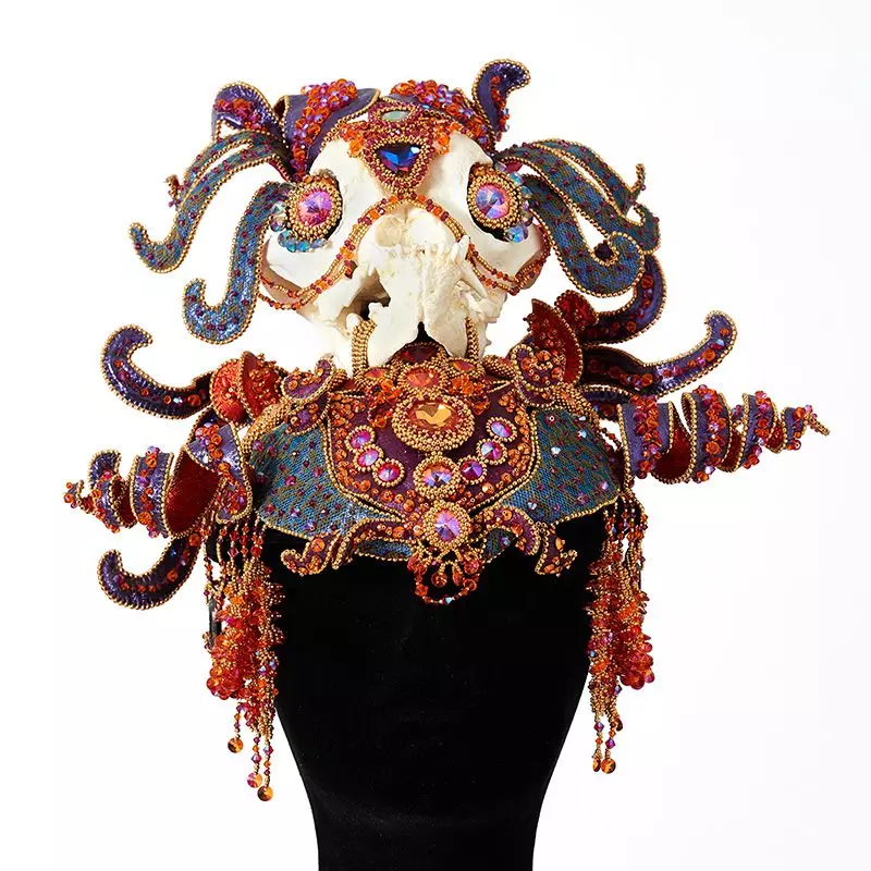 Kinga 独特的风格在这种创意的珠绣设计中迸发出来。