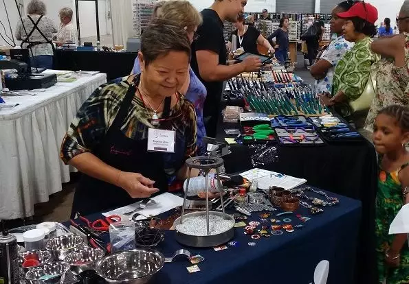 Eugenia Chan predvádzajúca nástroje na výrobu šperkov na nitovanie a smaltovanie