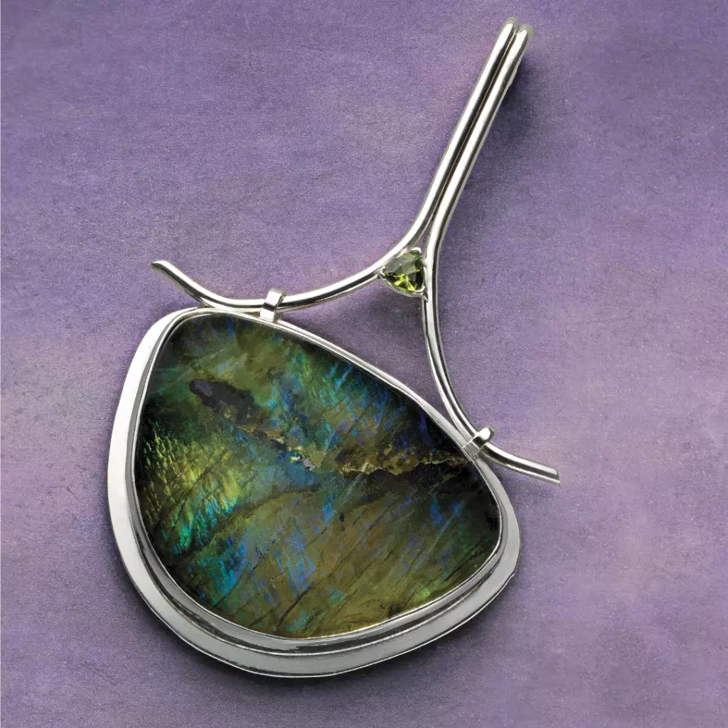 Debra Hoffmaster's labradorite pendant with movable baril di "Amade, Set, Move" de xuya dike; wêne: Jim Lawson