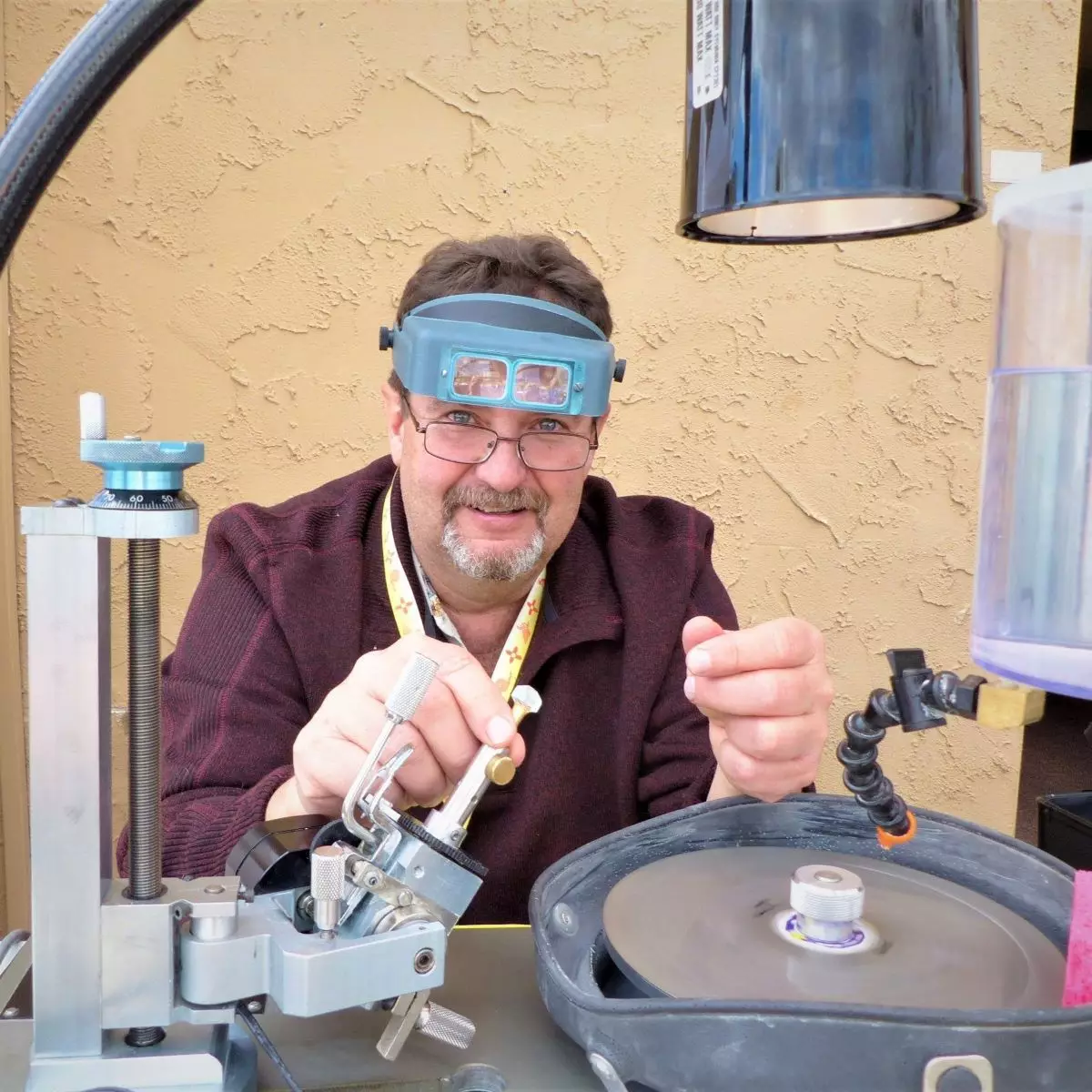 Si Jeff Theesfeld ay nagpapakita ng gem faceting sa isa sa mga hotel venue sa Tucson gem show.