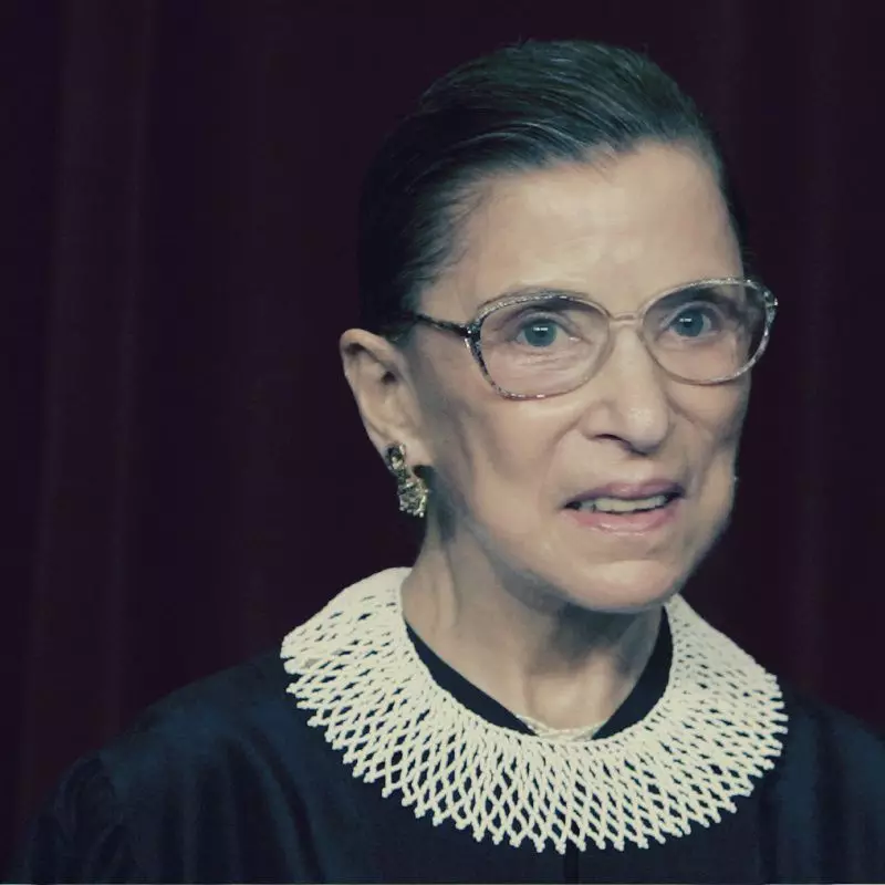 Ο αγαπημένος γιακάς με χάντρες της Ruth Bader Ginsberg, φτιαγμένος στο Κέιπ Τάουν της Νότιας Αφρικής.