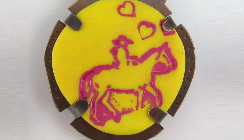 లారెల్ నాథన్సన్ రచించిన పాలిమర్ క్లే పెబుల్ పెండెంట్‌లు: ట్యాబ్‌లపై మడవండి