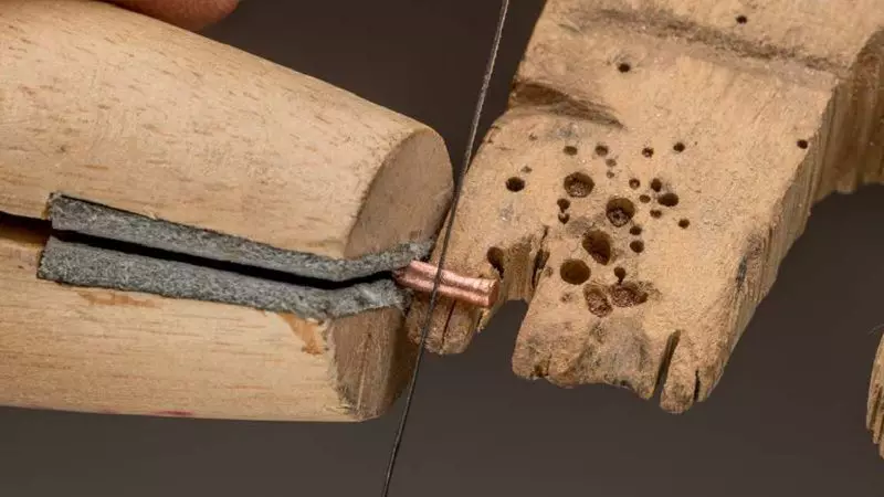 ঠান্ডা সংযোগ: riveting জন্য একটি rivet করতে একটি তারের sawing