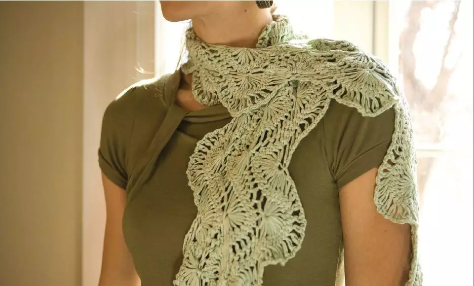 Modely maimaim-poana: Tressa Hairpin Lace Scarf