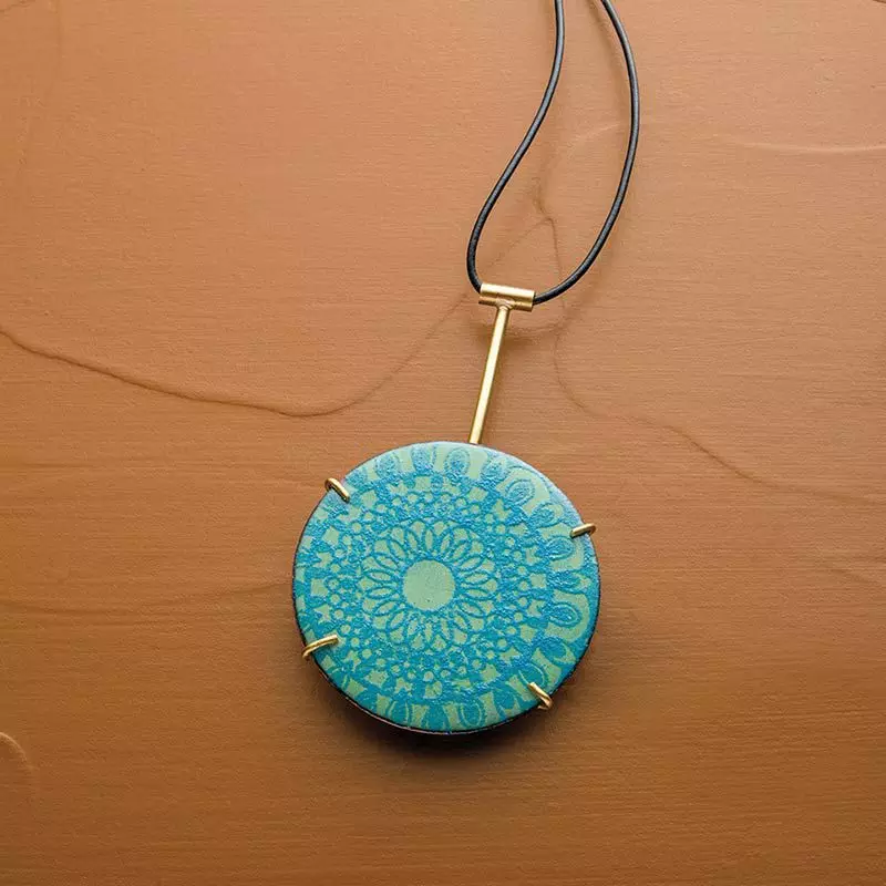 pendant yowotcha-enamel yolemba Jo Ann Wadler