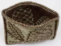 Interweave Knits Gifts 2014 बाट Fir Cone sachet परियोजना