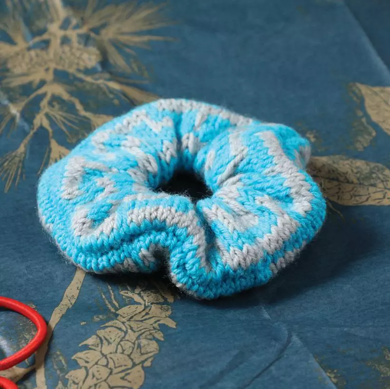 Strata Scrunchie нь хурдан бэлэг эсвэл зуны сүлжмэл эдлэлд тохиромжтой