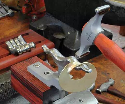 与专业人士一起学习成型金属：来自 Metalsmith 和珠宝工具制造商 Bill Fretz 的 5 个技巧。 Bill Fretz 的凹槽黄铜圆形吊坠。通过锤击和其他珠宝制作方法制成。