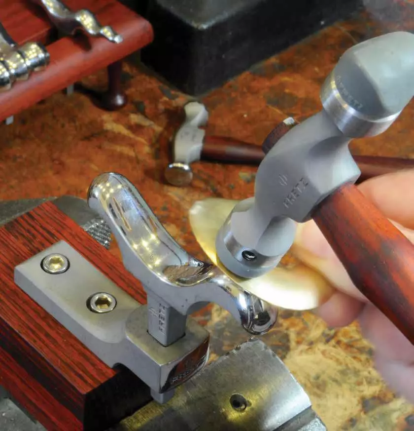 Išmokite formuoti metalą su profesionalu: 5 metalsmith ir juvelyrikos įrankių gamintojo Billo Fretzo patarimai. Bill Fretz pakabukas su grioveliu. Pagaminta kalant ir kitais papuošalų gamybos būdais.
