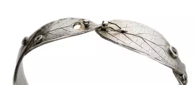 disenyo ng alahas: Silver leaf bracelet na nakabukas ang clasp; larawan: Jim Lawson