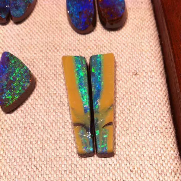 10+ Way Cool Cabochons du monde entier vu à Tucson. les cabines d'opale boulder proviennent de Koroit dans le Queensland par Gene McDevitt