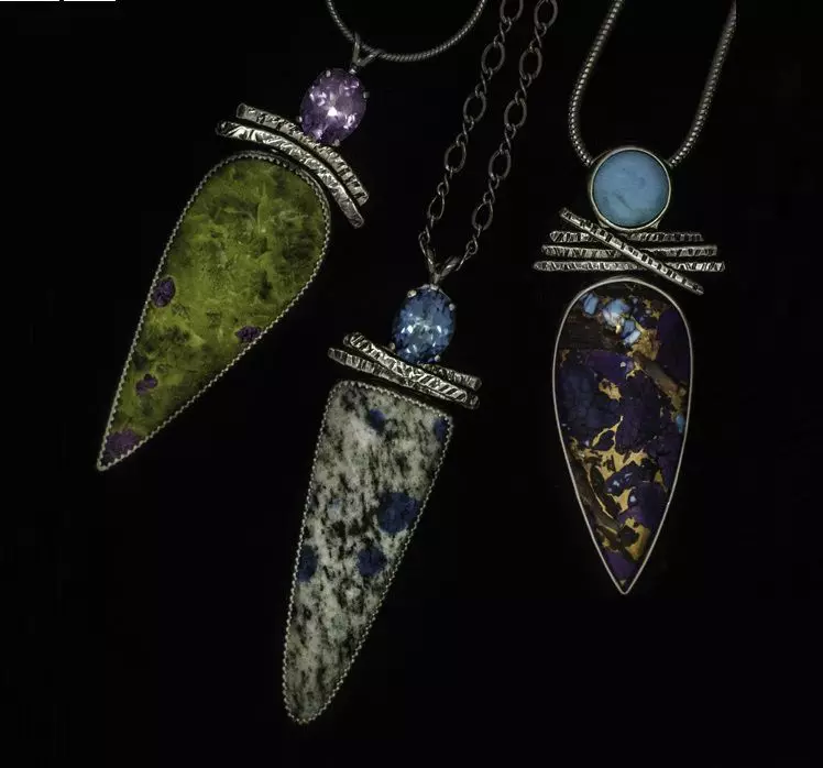 pendants na Peggy Houchin, gemstone inlay kayan ado artist