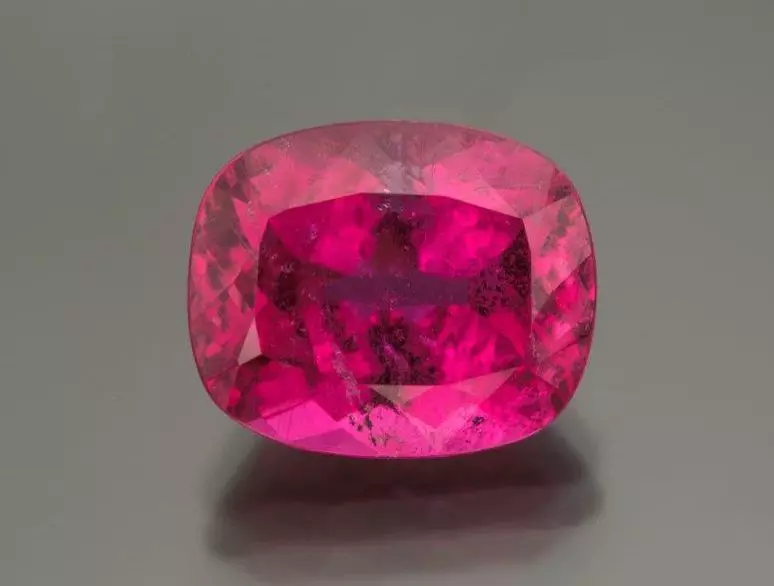 matombo anokosha epingi: Mwana wekuposta wepingi anofarira: iyi 13.19 carat, cushion-shaped Brazilian rubellite. Mufananidzo naMia Dixon, neruremekedzo Pala International.