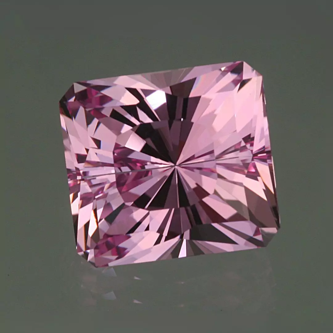 Rosa Edelsteine: Rosa Topas ist einer der schönsten rosa Edelsteine. Dieser von John Dyer geschliffene Stein aus der Umgebung der Stadt Ouro Preto in Brasilien gewann 2014 den zweiten Platz in der Kategorie All Other Faceted der AGTA Spectrum/Cutting Edge Awards. Foto von David Dyer, mit freundlicher Genehmigung von John Dyer Gems.