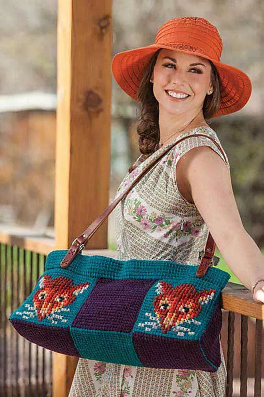 Korssting på Tunisian Crochet bag. Elsker den heklede reven.