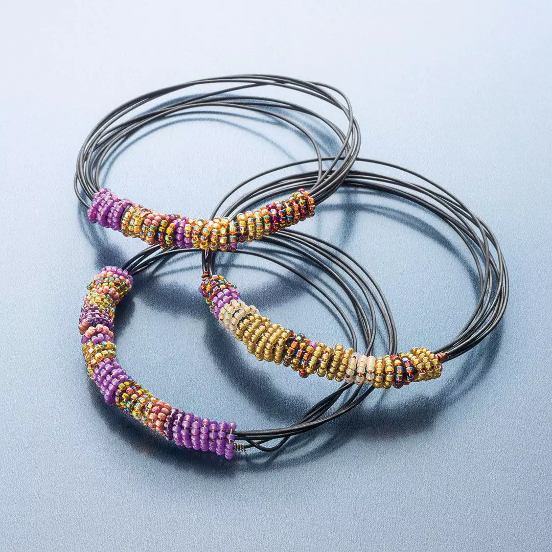 Bangle Desert Péinteáilte ó Jewelry Wire Step by Step Nollaig 2012 / Eanáir 2013