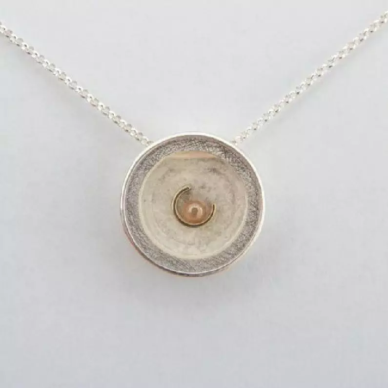 Chapin Dimond, halskjede, 21 mm diameter x 6 mm tykk, sterling sølv, 18k gul, polert diamantkule 0,37 ct, safirkrystall; foto: Kathryn Hill smykkepriser