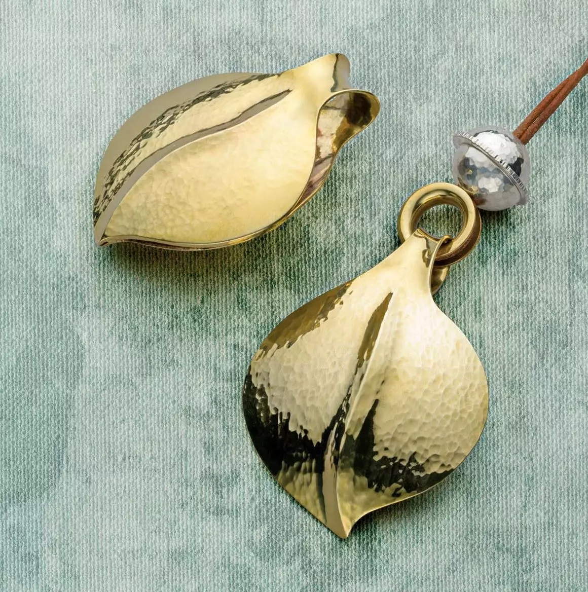 Feuilles et perles : transformez une conception de bijoux en métal en deux