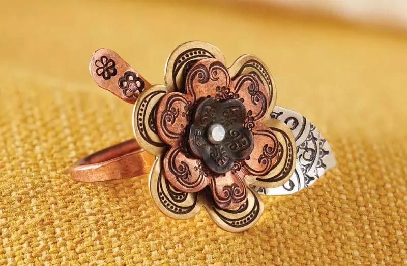 مجوهرات الزهرة: خاتم زهرة من مجوهرات معدنية مختومة جديدة من ليزا نيفن كيلي وتارين مكابي