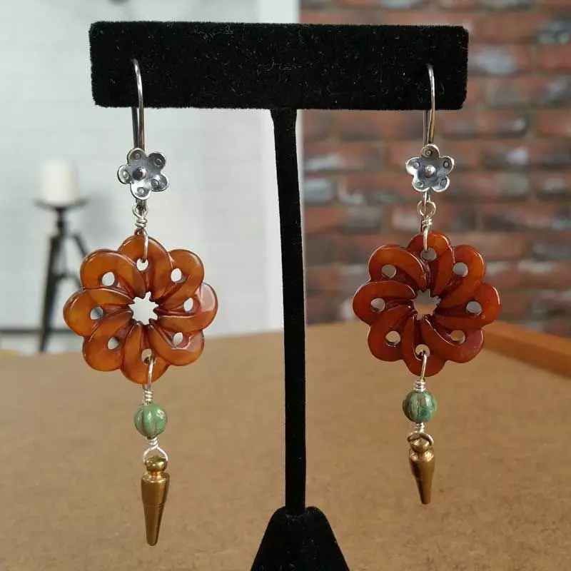 Frida Khalo inspirierte Ohrhaken und Ohrringdesign von Kate Richbourg für Beads, Baubles & Jewels