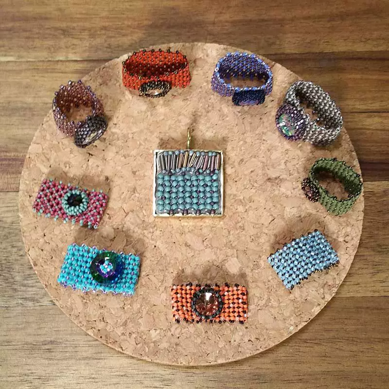 Tammy Honaman ແບ່ງປັນ stitch flat chenille ແບ່ງປັນກ່ຽວກັບ Beads, Baubles & Jewels - rings ໂດຍພະນັກງານ Interweave.