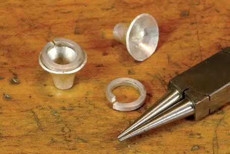 Упатство за металургија: како да се направи манжетна од чекан од жица од Бил Фрец