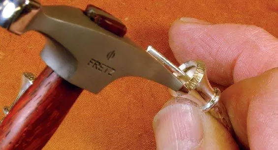 metalsmedevejledning: hvordan man laver en hammertrådmanchet af Bill Fretz
