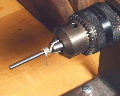 metālkalšanas pamācība: kā izveidot āmuru stieples aproci, ko izstrādājis Bils Frets