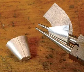 metalsmithing tutorial: kung paano gumawa ng hammered wire cuff ni Bill Fretz