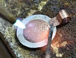 Бо коршинос Лекси Эриксон дар ин блоги Jewelry Making Daily ҳама чизеро, ки шумо бояд донед, дар бораи чӣ гуна кафшер кардани мис ба нуқра омӯзед.