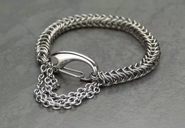 Rustfrit stål chain maille biker armbånd inspireret af Harley Davidson motorcykler og tilbehør; foto: Kylie Jones.